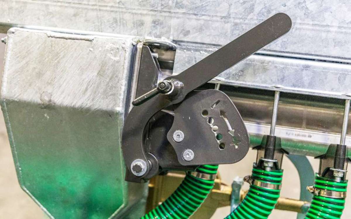 Skate trailing shoe spreader