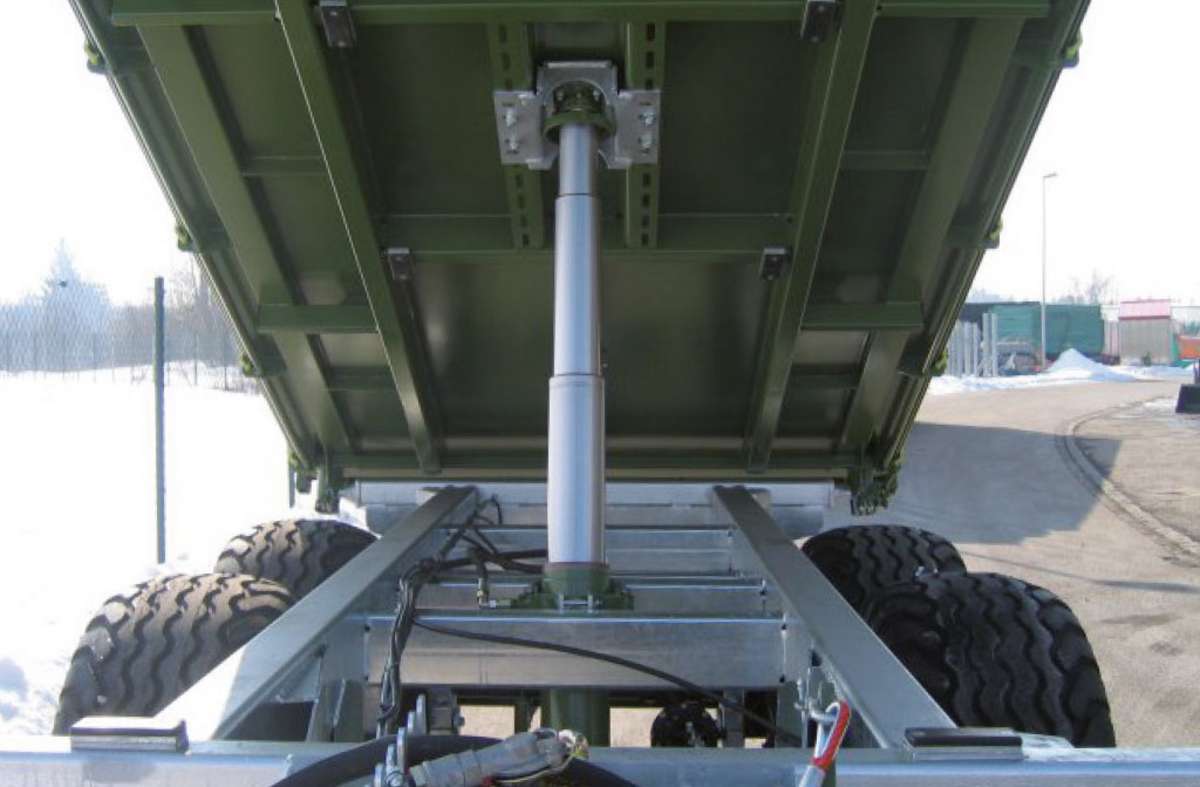 Three-axle three-way tipper
