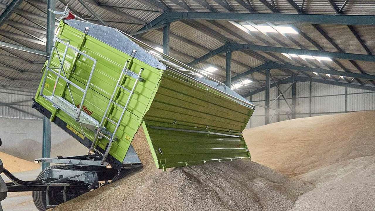 Two-axle three-way tipper