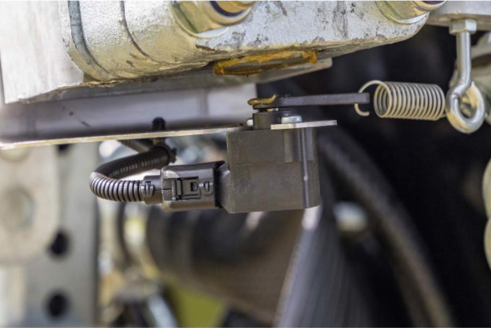 Skate trailing shoe spreader